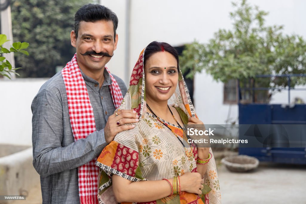 Potret Pasangan Pedesaan India Yang Bahagia Foto Stok - Unduh Gambar ... Potret Pasangan Pedesaan India Yang Bahagia Foto Stok - Unduh Gambar ...