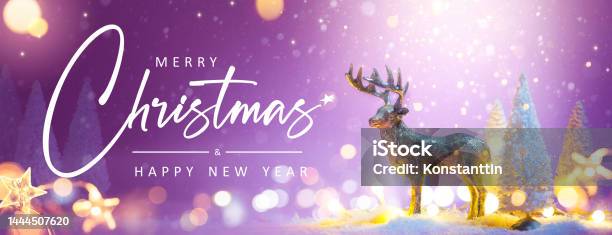 Kartu Ucapan Natal Atau Desain Spanduk Dengan Rusa Santas Dan Dekorasi