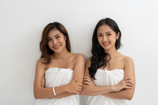 Potret Pasangan Lesbian Lgbt Muda Yang Tersenyum Mengenakan Handuk ... Potret Pasangan Lesbian Lgbt Muda Yang Tersenyum Mengenakan Handuk ...