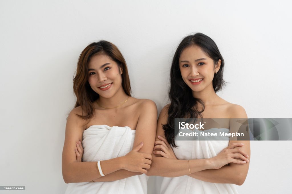 Foto De Retrato De Um Jovem Casal De Lésbicas Lgbt Sorridentes Usando