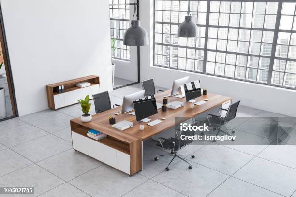 Tampilan Atas Interior Kantor Dengan Komputer Pc Dan Jendela Panorama