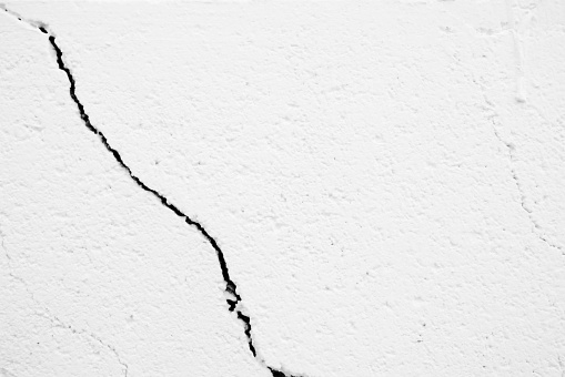 Latar Belakang Tekstur Dinding Beton Rusak Putih Dengan Ruang Salin