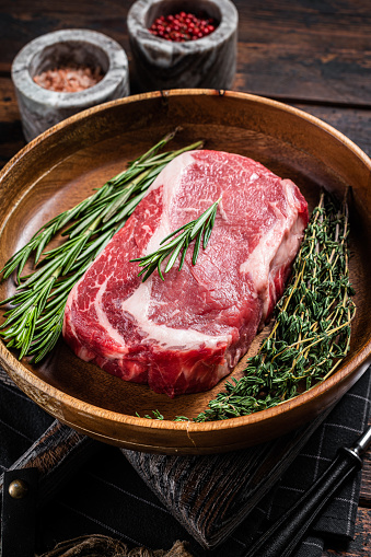 Ribeye Raw Steak Daging Sapi Mata Rusuk Daging Sapi Marmer Dalam Piring