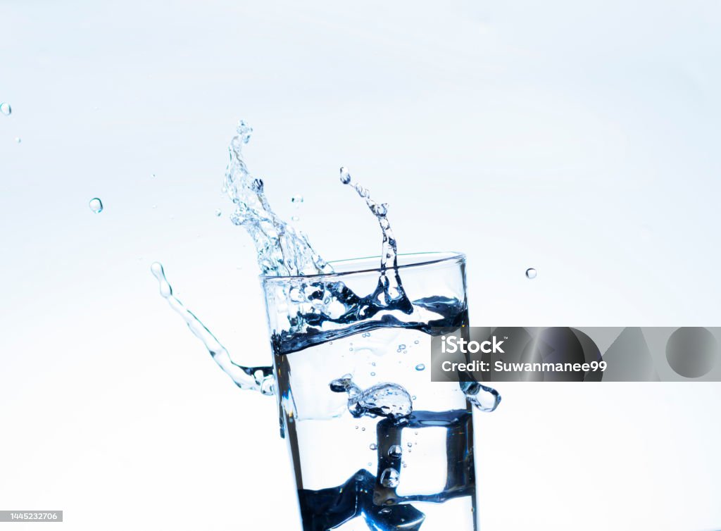 Gambar Menuangkan Air Minum Ke Dalam Gelas Foto Stok Unduh Gambar Sekarang Air Air Minum