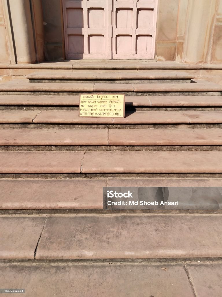 Achtung Schild Auf Der Treppe Bitte Gehen Sie Nicht Mit Schuh Und ... Achtung Schild Auf Der Treppe Bitte Gehen Sie Nicht Mit Schuh Und ...