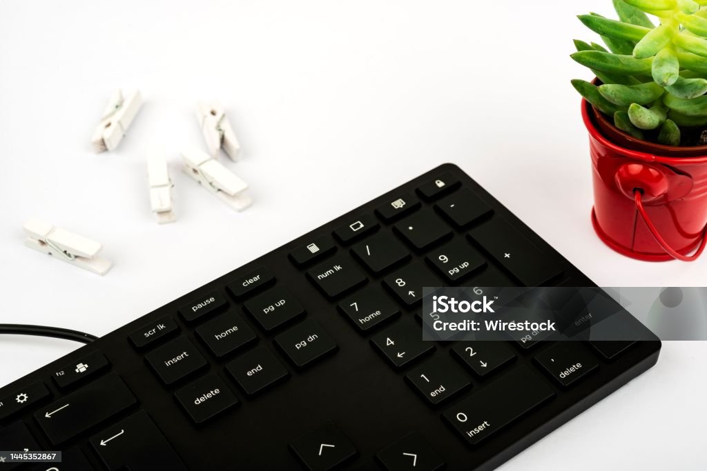 Tampilan Sudut Rendah Ruang Kerja Dengan Keyboard Komputer Alat Tulis