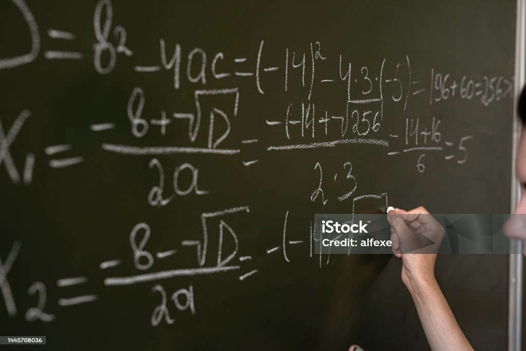 Rumus Matematika Penulisan Tangan Wanita Di Papan Kelas Foto Stok