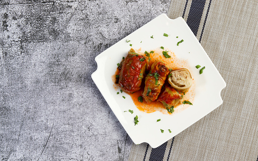 Gulungan Kubis Isi Dengan Daging Nasi Dan Saus Tomat Di Atas Piring