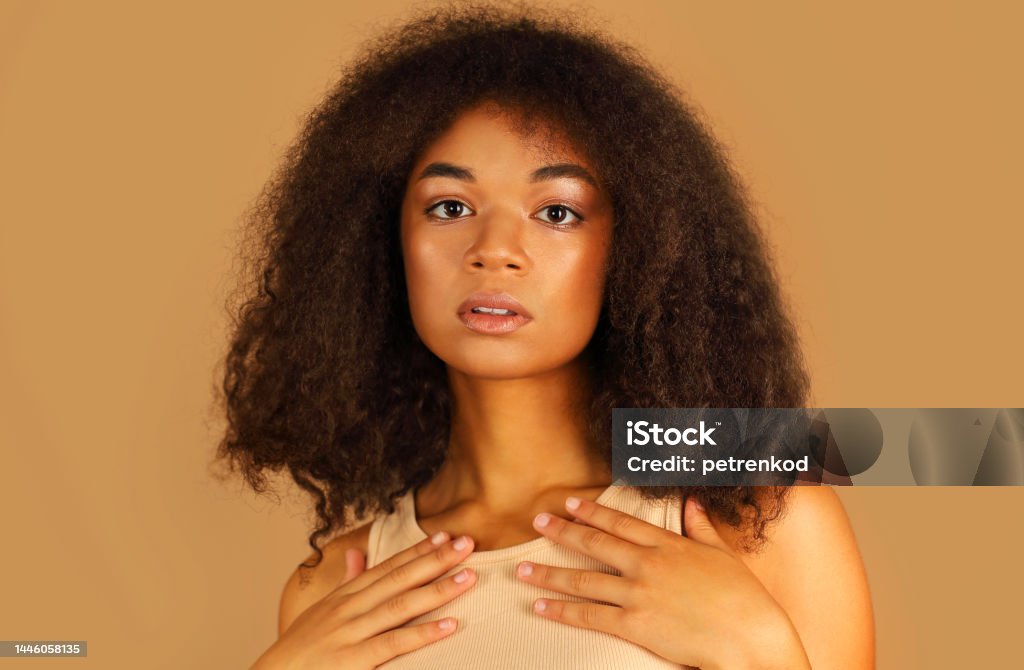 Photo Libre De Droit De Portrait En Gros Plan Dune Jeune Fille Métisse