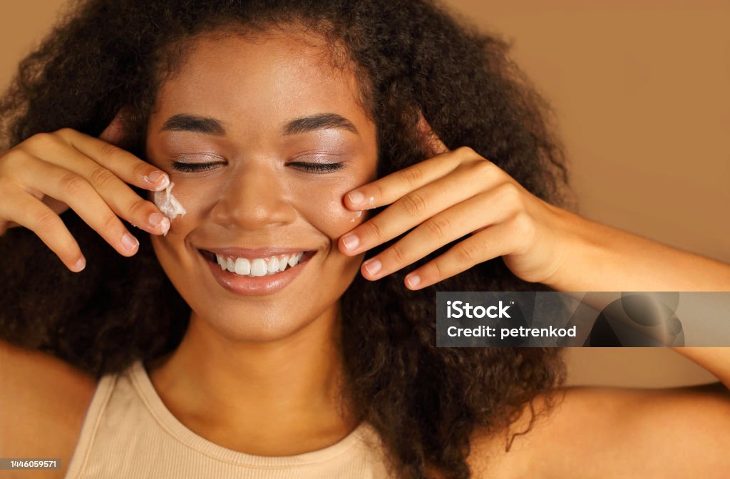 Photo Libre De Droit De Plan Rapproché Dune Femme Souriante À La Peau