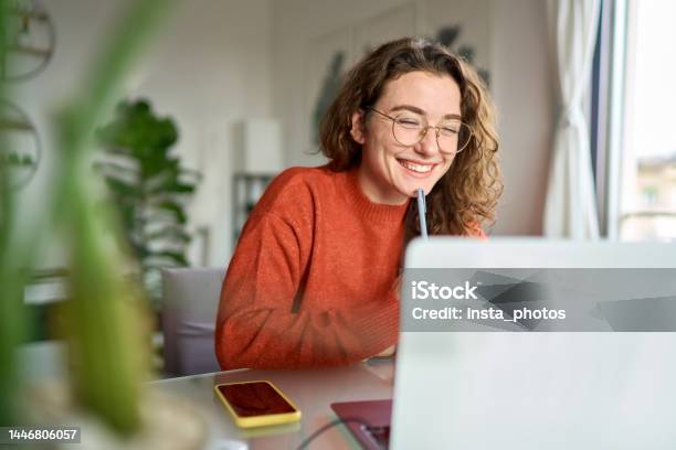 Siswa Perempuan Muda Yang Bahagia Menggunakan Laptop Menonton Penulisan ... Siswa Perempuan Muda Yang Bahagia Menggunakan Laptop Menonton Penulisan ...