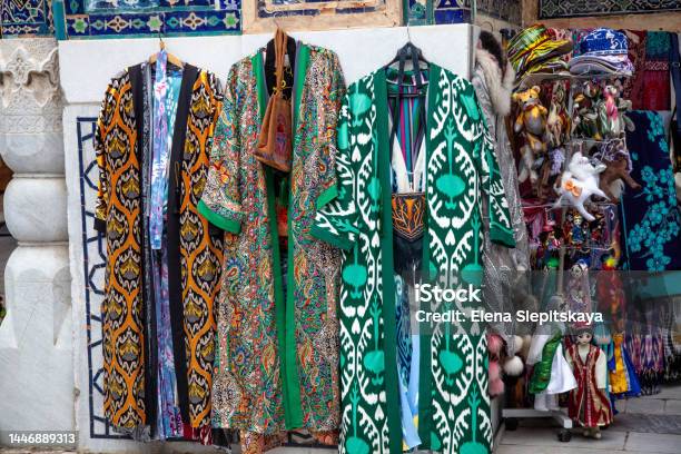 Pakaian Tradisional Uzbek Seperti Jubah Dan Suvenir Warnawarni Lainnya