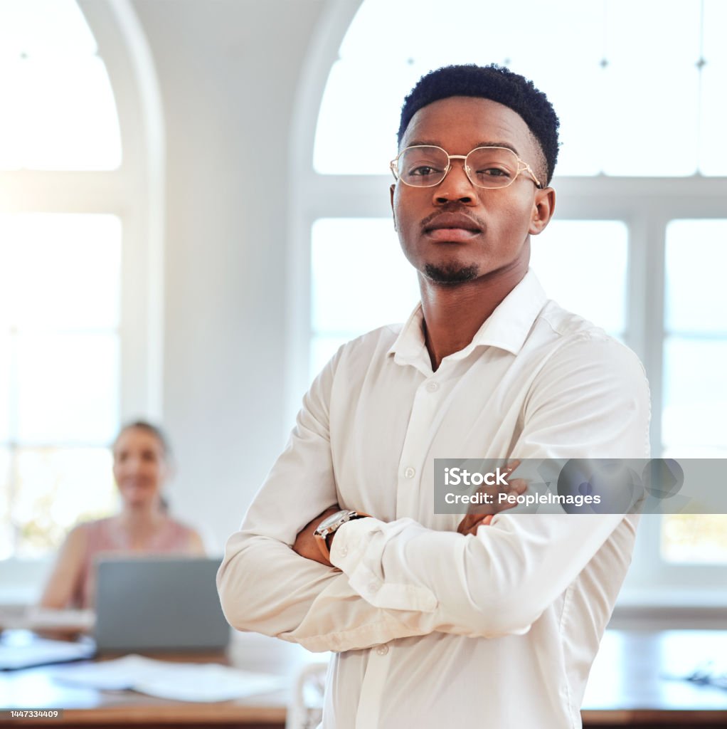 Foto de Negócios Liderança E Retrato De Homem Negro No Cargo Com ... Foto de Negócios Liderança E Retrato De Homem Negro No Cargo Com ...