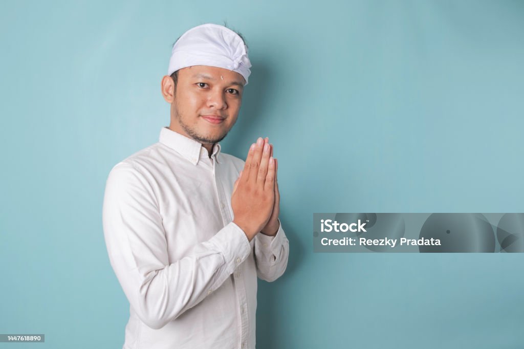Pemuda Bali Yang Tersenyum Mengenakan Udeng Atau Ikat Kepala ... Pemuda Bali Yang Tersenyum Mengenakan Udeng Atau Ikat Kepala ...