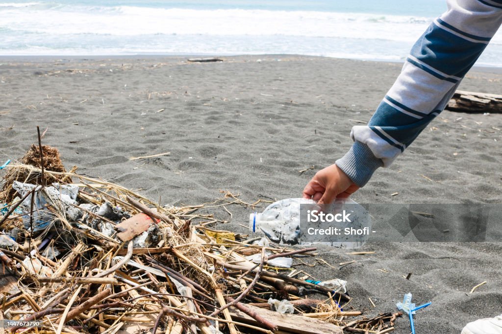 Memungut Sampah Botol Plastik Yang Berserakan Di Pantai Menjaga