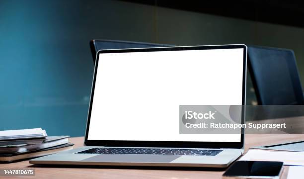 Mock Up Latar Belakang Layar Putih Pada Laptop Tampilan Dengan Jalur