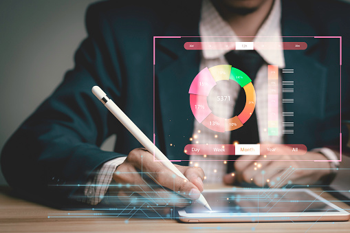 Pengusaha Yang Bekerja Dengan Analisis Bisnis Dan Sistem Manajemen Data