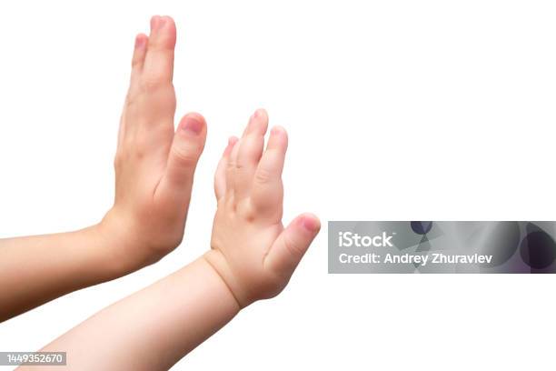 Người Phụ Nữ Mẹ Và Bé Giữ Bộ Tản Nhiệt Trẻ Em Và Người Lớn Tay Trên Hệ