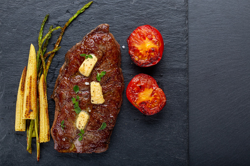 Steak Daging Sapi Top Blade Panggang Dengan Sayuran Panggang Dengan
