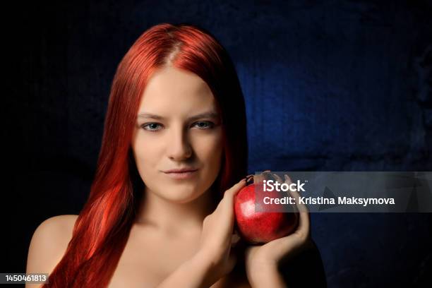 Potret Gadis Cantik Dengan Rambut Merah Dan Buah Delima Di Latar