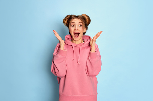 Potret Gadis Muda Imut Dengan Hoodie Merah Muda Berpose Dengan Wajah