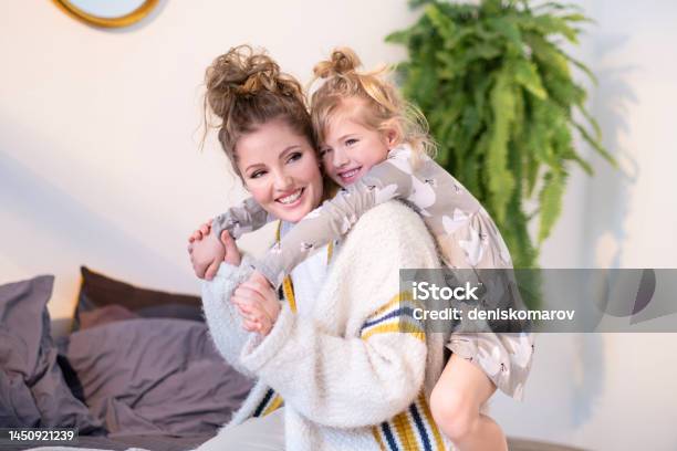 Putri Gadis Kecil Yang Lucu Memeluk Ibu Muda Kaukasia Yang Penuh Kasih ... Putri Gadis Kecil Yang Lucu Memeluk Ibu Muda Kaukasia Yang Penuh Kasih ...