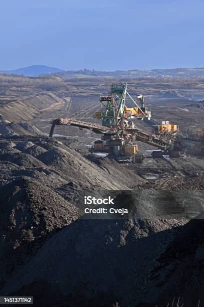 Ekskavator Besar Di Tambang Permukaan Batu Bara Bentuk Geologis Yang ... Ekskavator Besar Di Tambang Permukaan Batu Bara Bentuk Geologis Yang ...