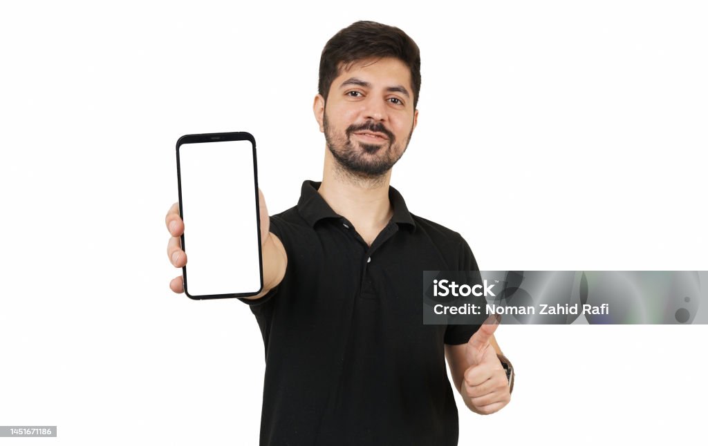검은 셔츠를 입은 인도 청년이 모바일 화면을 보여주고 있다 하얀 텅 빈 스마트폰 화면으로 엄지손가락을 치켜세우는 남자 데시 모델