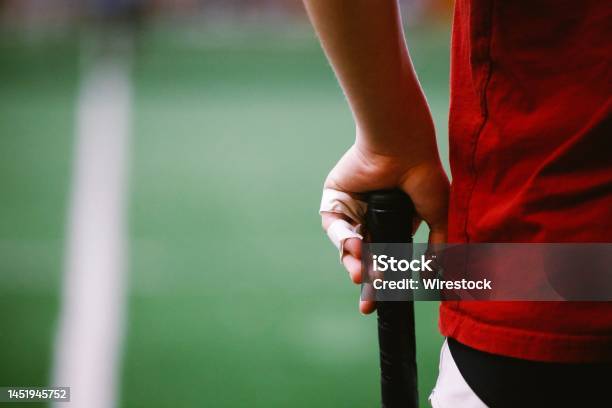 Fokus Selektif Dari Tangan Bule Yang Memegang Raket Tenis Foto Stok ... Fokus Selektif Dari Tangan Bule Yang Memegang Raket Tenis Foto Stok ...
