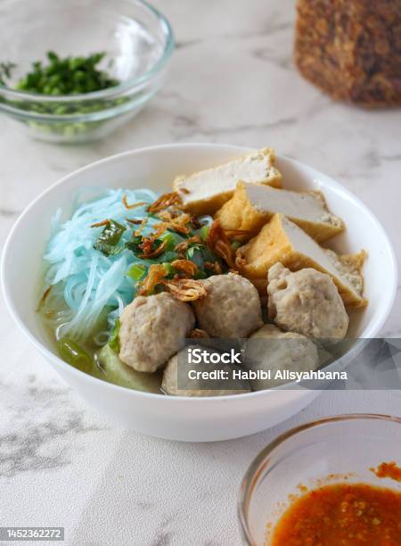 Semangkuk Bakso Lengkap Dengan Tahu Mie Dan Lontong Foto Stok Unduh
