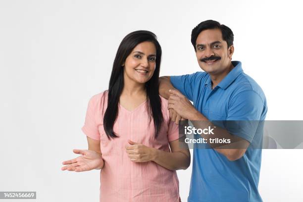 Pasangan India Yang Bahagia Berpose Foto Stok - Unduh Gambar Sekarang ... Pasangan India Yang Bahagia Berpose Foto Stok - Unduh Gambar Sekarang ...