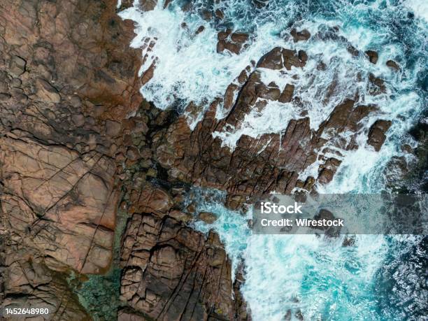 Pemandangan Pantai Dari Udara Dengan Bebatuan Dan Ombak Samudra Biru Di ... Pemandangan Pantai Dari Udara Dengan Bebatuan Dan Ombak Samudra Biru Di ...