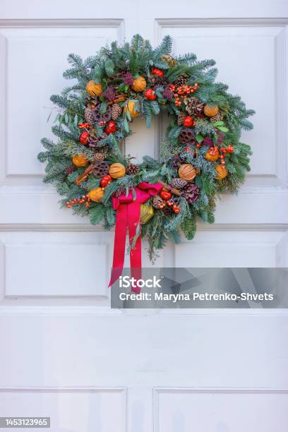 Karangan Bunga Natal Closeup Dengan Pita Merah Di Pintu Putih Foto Stok ... Karangan Bunga Natal Closeup Dengan Pita Merah Di Pintu Putih Foto Stok ...