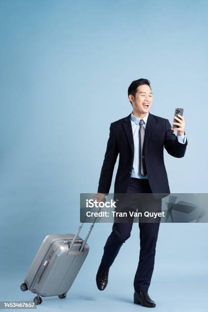 Potret Pengusaha Asia Yang Mengenakan Setelan Jas Dan Menarik Koper ... Potret Pengusaha Asia Yang Mengenakan Setelan Jas Dan Menarik Koper ...