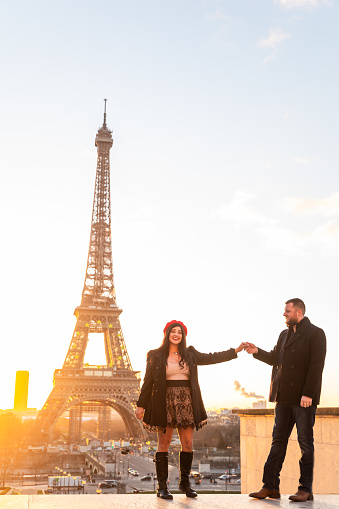 Bidikan Vertikal Pasangan Bahagia Yang Berfoto Dengan Menara Eiffel Di ... Bidikan Vertikal Pasangan Bahagia Yang Berfoto Dengan Menara Eiffel Di ...