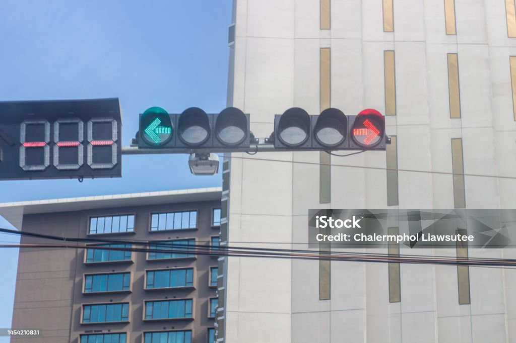 Lampu Lalu Lintas Di Persimpangan Tiga Arah Sinyal Lampu Hijau Untuk ... Lampu Lalu Lintas Di Persimpangan Tiga Arah Sinyal Lampu Hijau Untuk ...