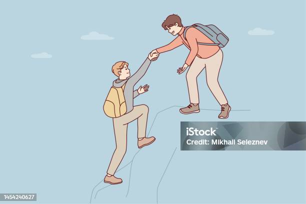 Pria Pendaki Dengan Ransel Mendaki Gunung Yang Tinggi Mengatasi Bagian