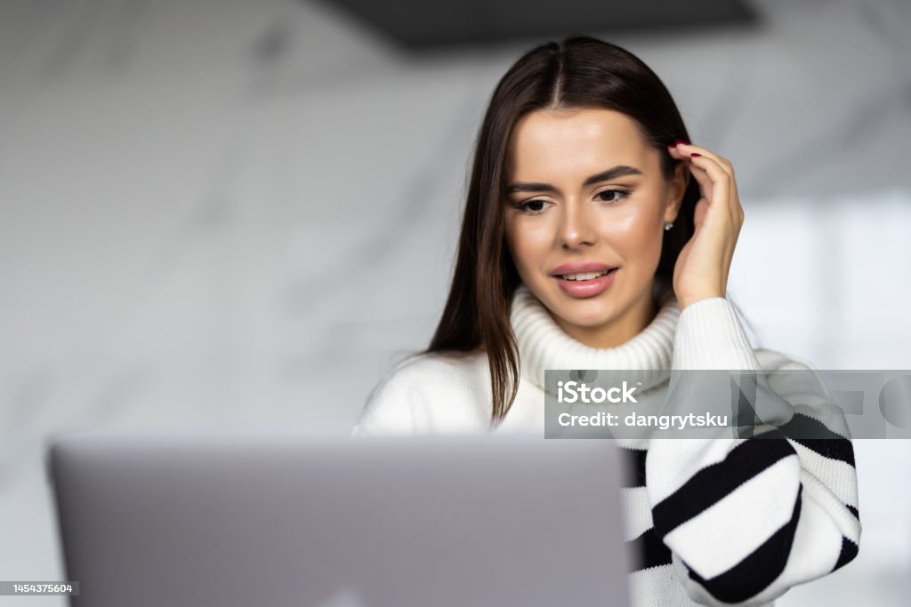 Potret Seorang Wanita Muda Cantik Yang Sedang Belajar Sambil Duduk Di