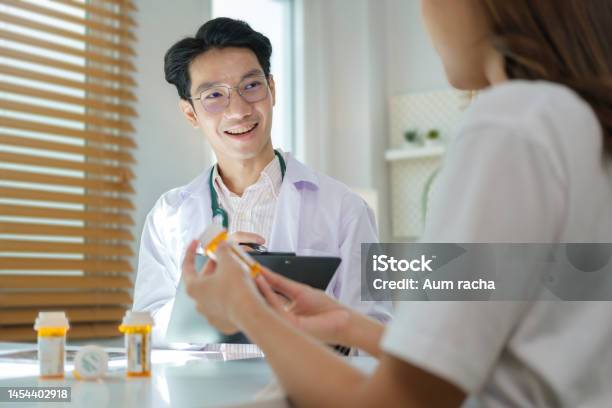 Dokter Pria Ramah Dengan Jas Medis Putih Sedang Berkonsultasi Dengan ... Dokter Pria Ramah Dengan Jas Medis Putih Sedang Berkonsultasi Dengan ...