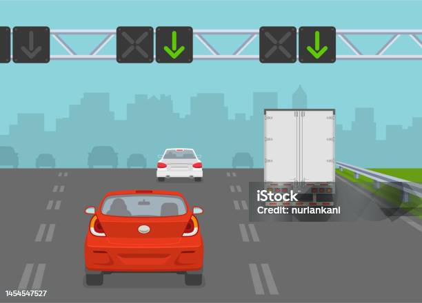 Arus Lalu Lintas Di Jalan Raya Dengan Lampu Kontrol Jalur Mengemudi