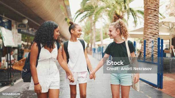 Tiga Teman Perempuan Praremaja Berdiri Di Jalan Sambil Tersenyum Dan ... Tiga Teman Perempuan Praremaja Berdiri Di Jalan Sambil Tersenyum Dan ...