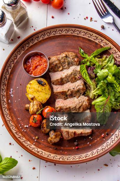 Daging Sapi Panggang Disajikan Dengan Sayuran Panggang Jamur Dan Saus