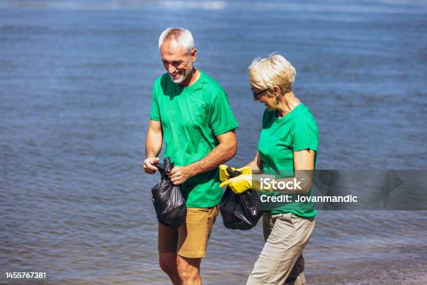 Relawan Dewasa Mengumpulkan Sampah Di Pantai Laut Konsep Ekologi Foto