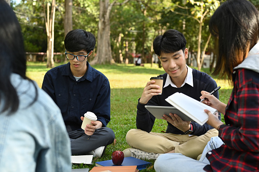 Sekelompok Mahasiswa Berbicara Dengan Dan Membaca Buku Sambil Duduk ... Sekelompok Mahasiswa Berbicara Dengan Dan Membaca Buku Sambil Duduk ...