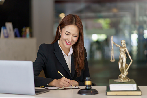 Wanita Pengacara Muda Asia Yang Menawan Dengan Senyum Duduk Bekerja Di ... Wanita Pengacara Muda Asia Yang Menawan Dengan Senyum Duduk Bekerja Di ...