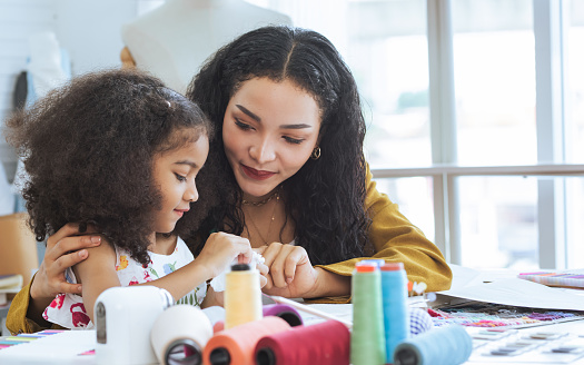Ibu Dewasa Yang Cantik Mengajar Mengikat Gadis Putri Kecil Afrika Ras ... Ibu Dewasa Yang Cantik Mengajar Mengikat Gadis Putri Kecil Afrika Ras ...
