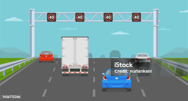 Mobil Melewati Rambu Batas Kecepatan Di Jalan Raya Empat Jalur Tampilan ... Mobil Melewati Rambu Batas Kecepatan Di Jalan Raya Empat Jalur Tampilan ...