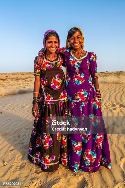 Dos Felices Chicas Indias Gitanas Pueblo Del Desierto India Foto De