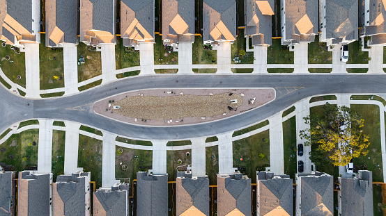 Deretan Sempurna Rooftop Modern Di Atas Rumah Pinggiran Kota Foto Stok ... Deretan Sempurna Rooftop Modern Di Atas Rumah Pinggiran Kota Foto Stok ...
