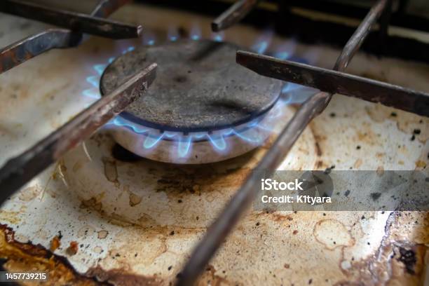 Photo Libre De Droit De Le Brûleur À Gaz Sur Le Poêle Sale Est Allumé
